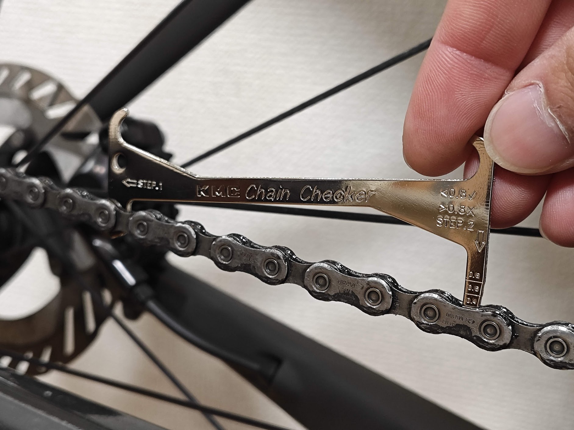 【レビュー】KMC CHAIN CHECKER ～チェーンメーカー純正 伸び率がわかる12速対応チェーンチェッカー～ | すくみずログ